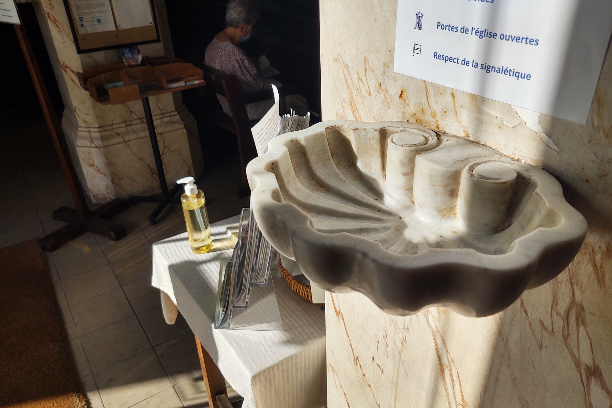 Drôle de bénitier - Le Paroissien